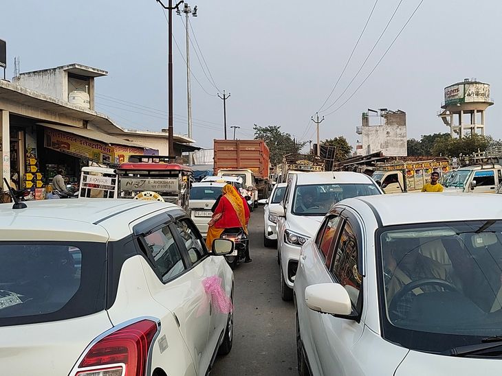 Long jam on Zaidpur bypass | जैदपुर बाईपास पर लंबा जाम: साप्ताहिक बाजार ...