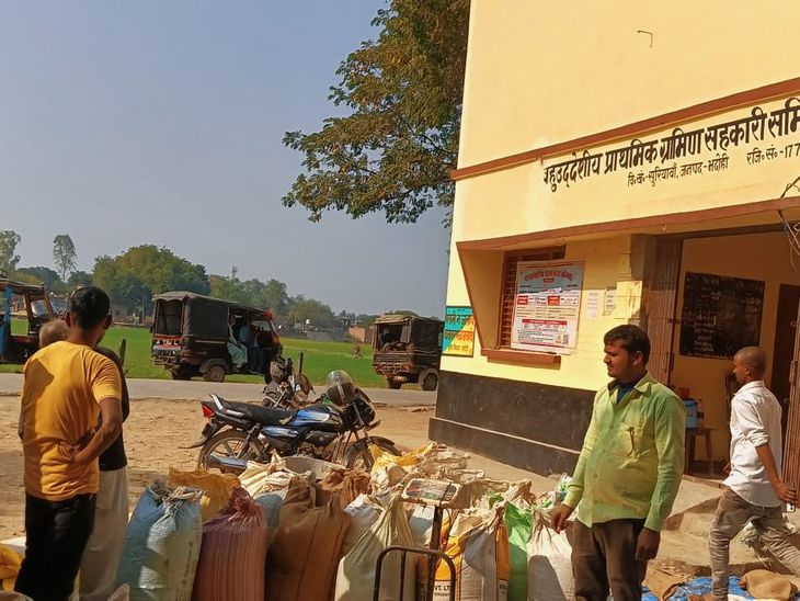 Crowd of farmers at the paddy procurement center in Suriyawan ...