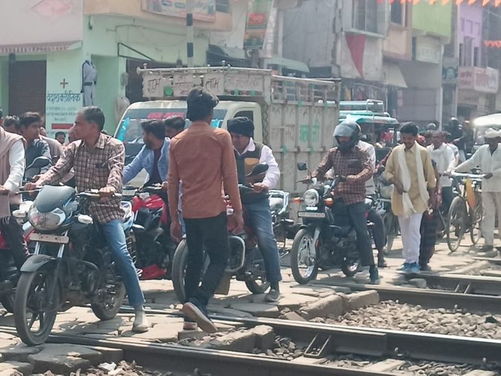 Jam for hours at Bilhaur railway crossing