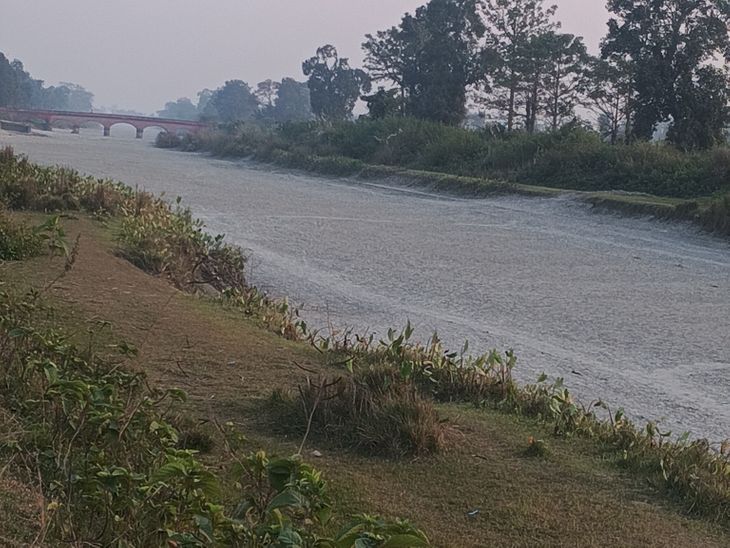 Sharda Canal of Gola Tehsil is dry, water supply stopped | गोला तहसील ...