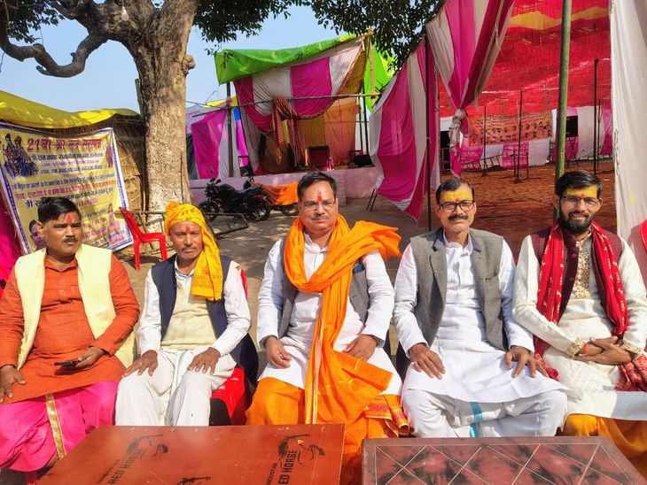Vrindavan artists performed a live performance of the character of ...