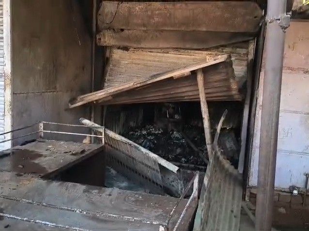 Fire breaks out in a paan shop in Narwar | नरवर में पान की दुकान में लगी आग: ढाई लाख का नुकसान ...