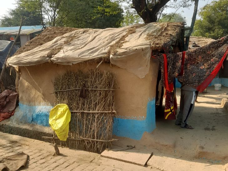 A family lives in a makeshift house in Agra. | आगरा के कच्चे मकान में ...