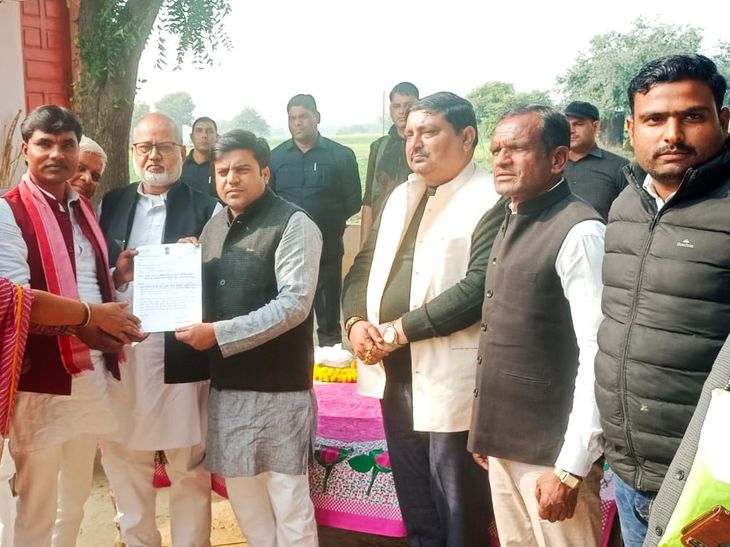 MLA Tej Pratap Singh Yadav handed over the Samajwadi Party's | विधायक तेज प्रताप सिंह यादव ने ...