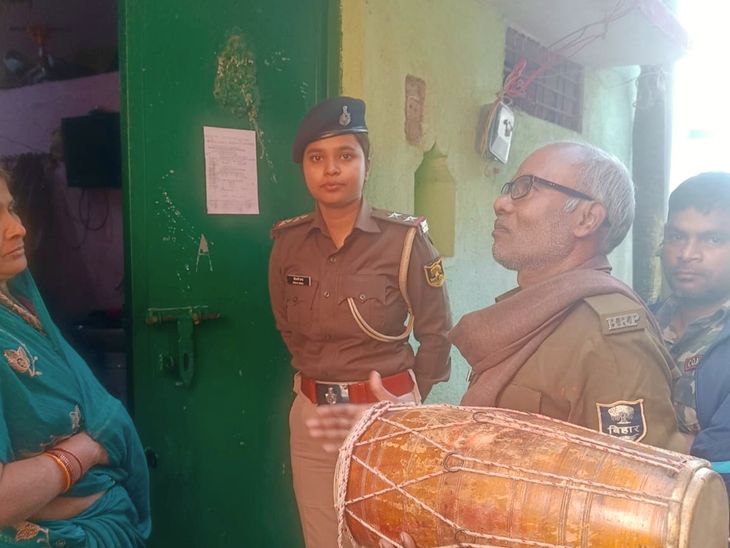 Police pasted a notice at the house of the rape accused. | पुलिस ने ...