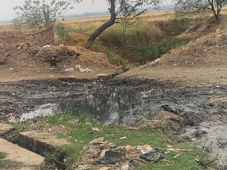Garbage near the temple in Shravasti stopped the construction of the drain.