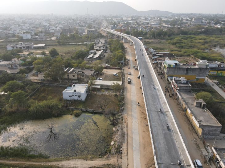 Movement started from the overbridge on Jhilai Road in Niwai