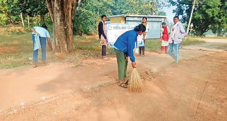Cleanliness drive launched in seven day NSS camp | सात दिनी एनएसएस ...