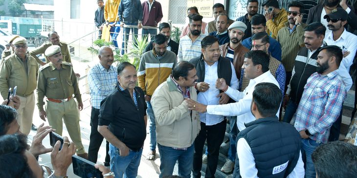 People surrounded the Chairman and locked the council gate over the ...