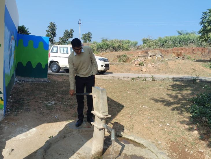 Lasadia SDM drank water from the hand pump