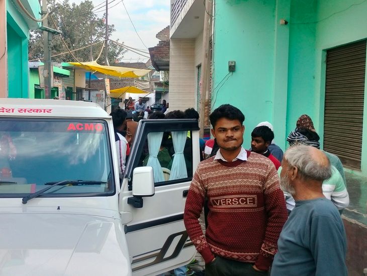 ACMO seals three shops in Parwana, Bulandshahr | बुलंदशहर के परवाना में ...