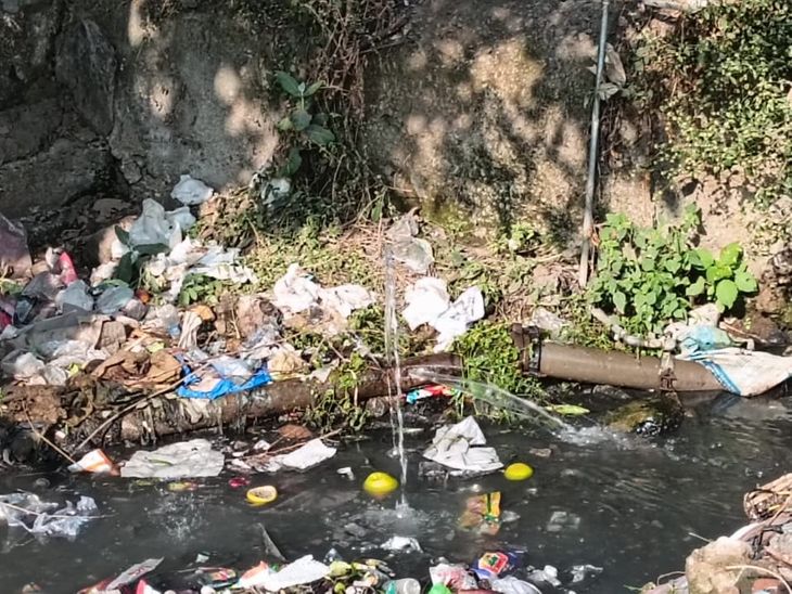 Drain water in drinking water line in Dhariyavad | धरियावद में पेयजल ...