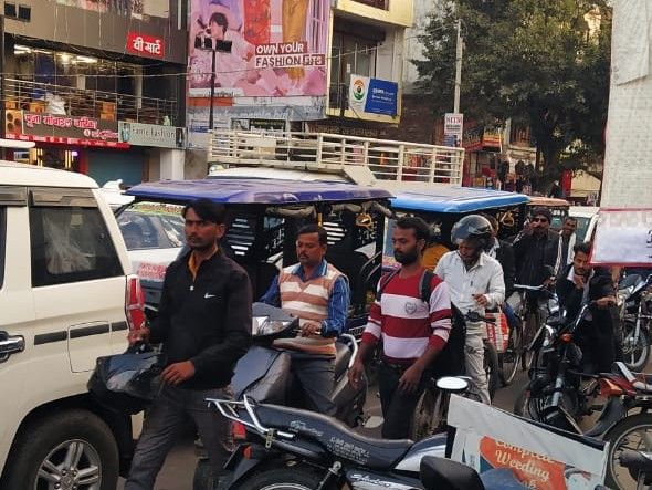 Encroachment causes heavy traffic jam in Anandnagar | आनंदनगर में ...