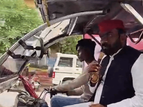 PDA police came out on e-rickshaw