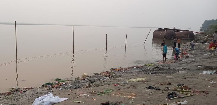 Construction of pontoon bridge connecting UP and Bihar begins at ...