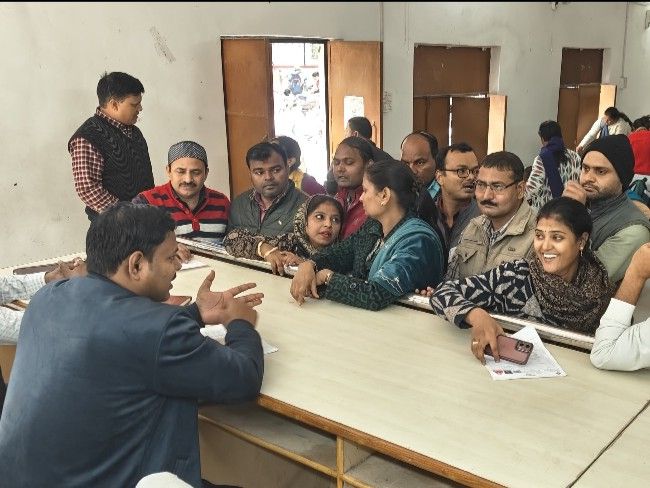 BLO portal mapping training completed in Kaundhiara | कौंधियारा में बीएलओ पोर्टल मैपिंग ...