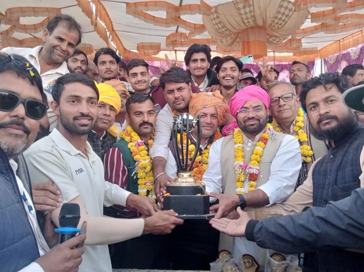 Jora team won the Dhodhar Cricket Tournament in Sheopur. | श्योपुर में ...