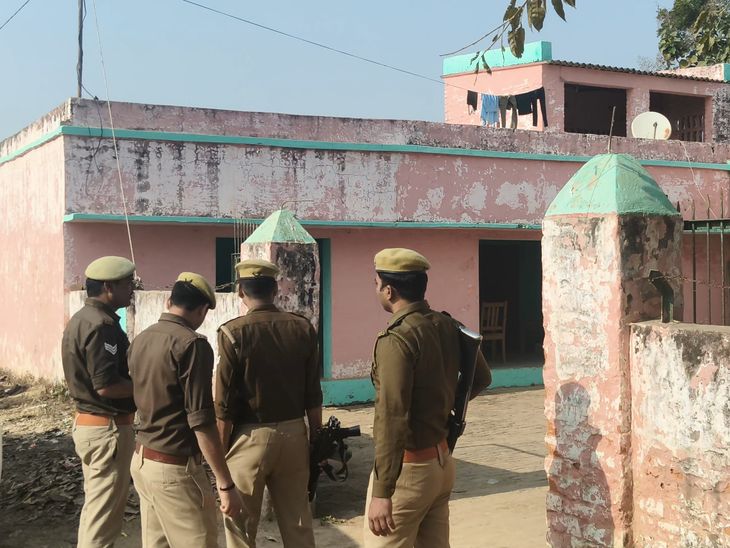 SP inspects the scene of Gonda accountant murder case