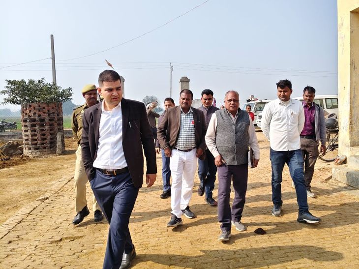 Kaushambi DM inspected the Kadirabad cow shelter.