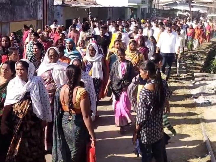 Congress protests in Betul over water scheme recovery | बैतूल में जल ...