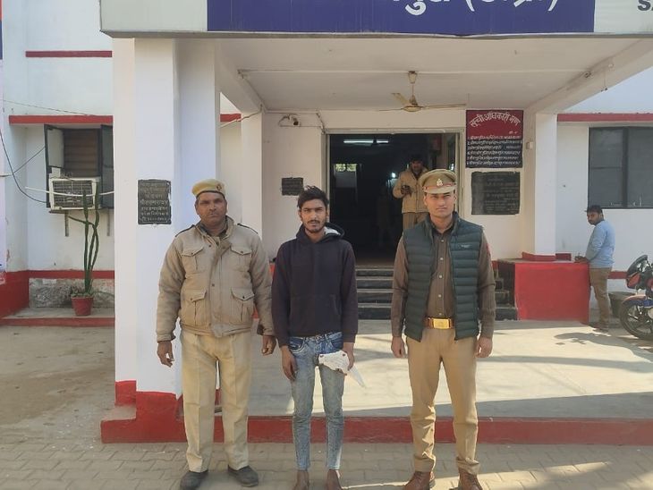 Jamunapar police arrested one with illegal pistol
