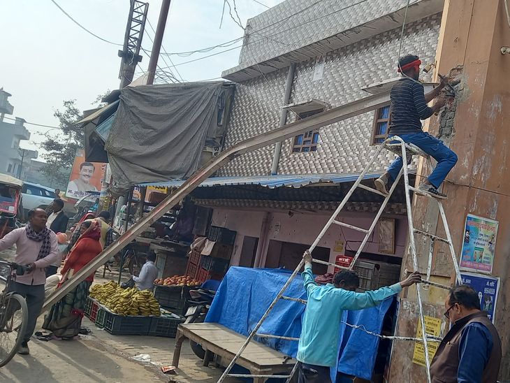 An unknown vehicle broke the angle of the Singh Gate in Madhoganj ...