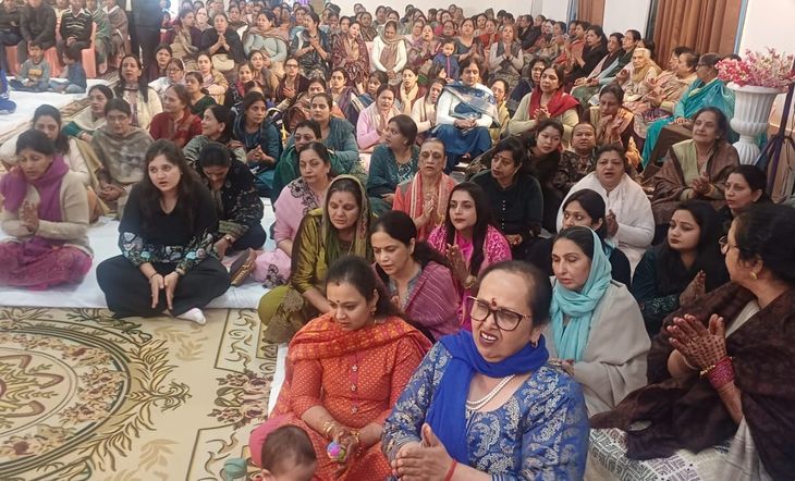 Banke Bihari, Murari, don't cover yourself from me... but the devotees ...