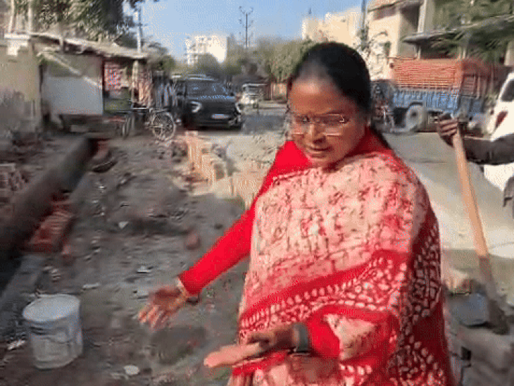 The mayor inspected the road in Agra. | आगरा में महापौर ने सड़क का किया ...