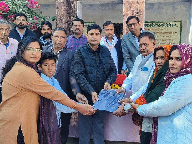 80 sweaters distributed in Ganeshwar Girls School | गणेश्वर बालिका ...