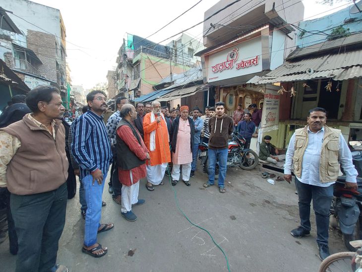 The water line in Sironj market will be laid 1 foot below the road.