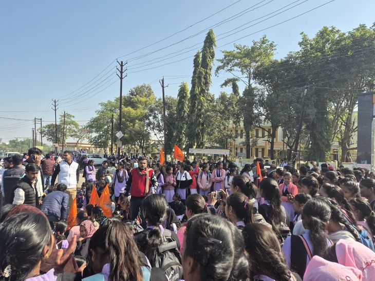 ABVP locks Tulsi College and protests for 3 hours | अनूपपुर में ABVP का ...
