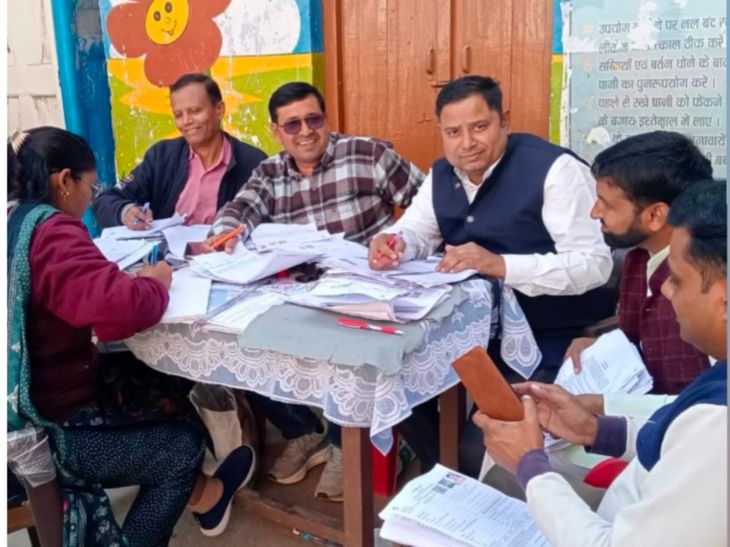 Voter list forms filled in Bamrauli village | बमरौली गांव में मतदाता ...