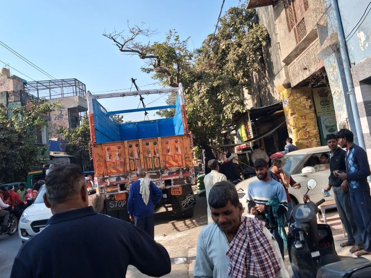 Encroachment on Binauli Road in Sardhana causes traffic jam | सरधना में ...