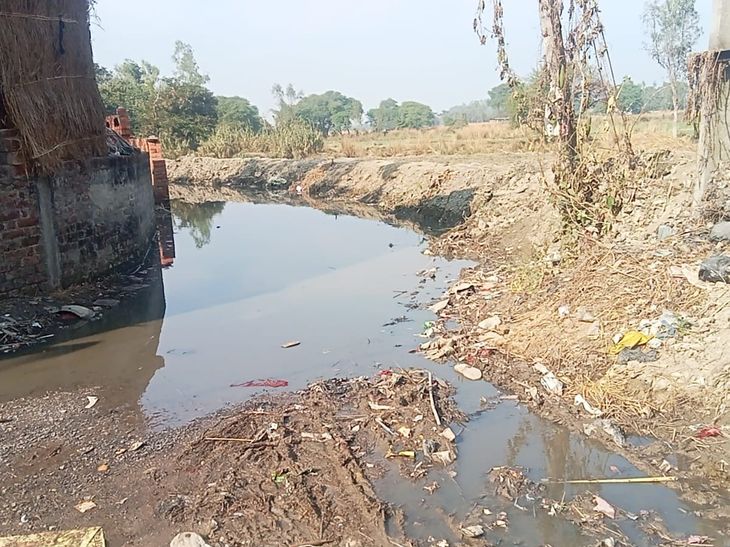 Waterlogging on the Surwar Khurd-Phulwaria road | सुरवार खुर्द ...