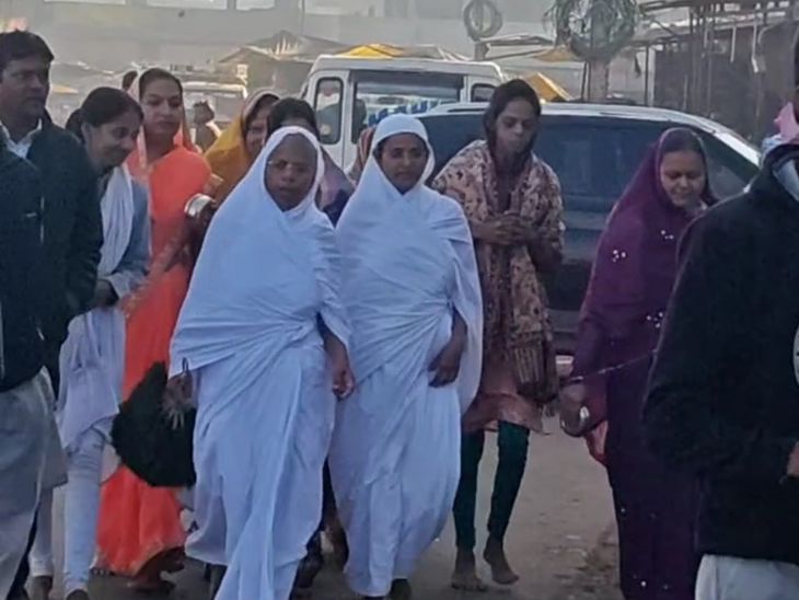 Aryaka Srishti Bhushan Mataji and her Sangha entered the city of Ashta ...