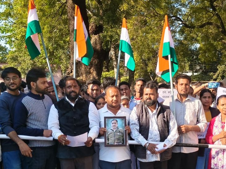 Demand to give martyr status to constable Mahesh Pathak | आरक्षक महेश पाठक को शहीद का दर्जा देने ...