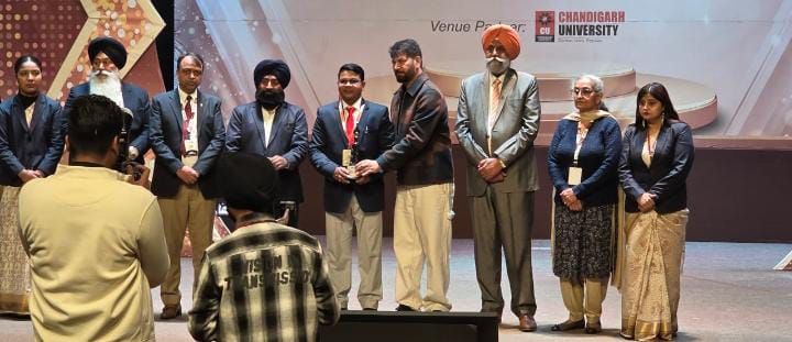 Chandan received the Pride of School Award | चंदन को मिला प्राइड ऑफ ...