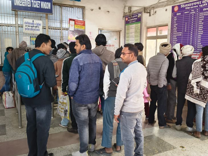 Magistrate checking at Dildarnagar station, 107 passengers arrested