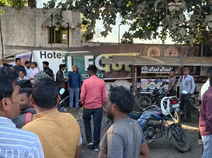 Police raided a highway hotel in Dhamnod. | धामनोद में हाईवे होटल पर ...