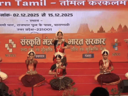 Singing, playing and dancing performances were held on the stage of ...