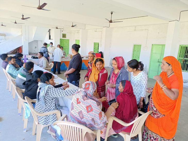Patients were examined at the health camp in Bhoiwada. | भोईवाड़ा के ...