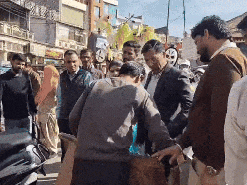 Seeing the encroachment, the commissioner got angry at the shopkeepers ...