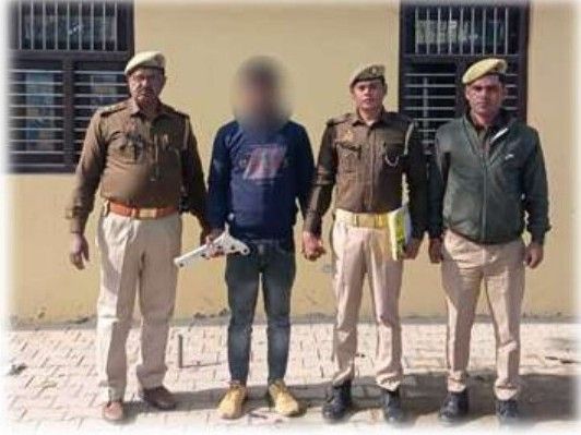 Kampil police arrested a youth with illegal weapons. | कंपिल पुलिस ने ...