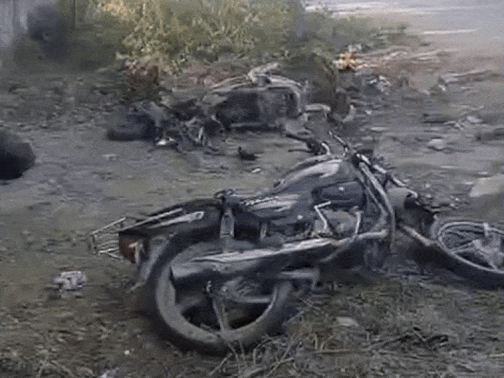 Two people were crushed by a dumper in Bhind, one died.