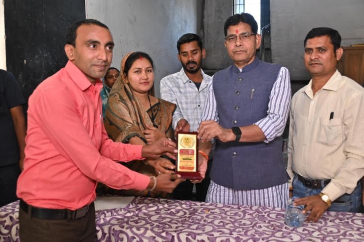 Minister Tankaram Verma honored the Scout Guide instructor by giving ...