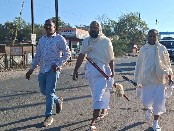 Acharya Hiteshchandra Surishwarji's pilgrimage towards Mohankheda ...