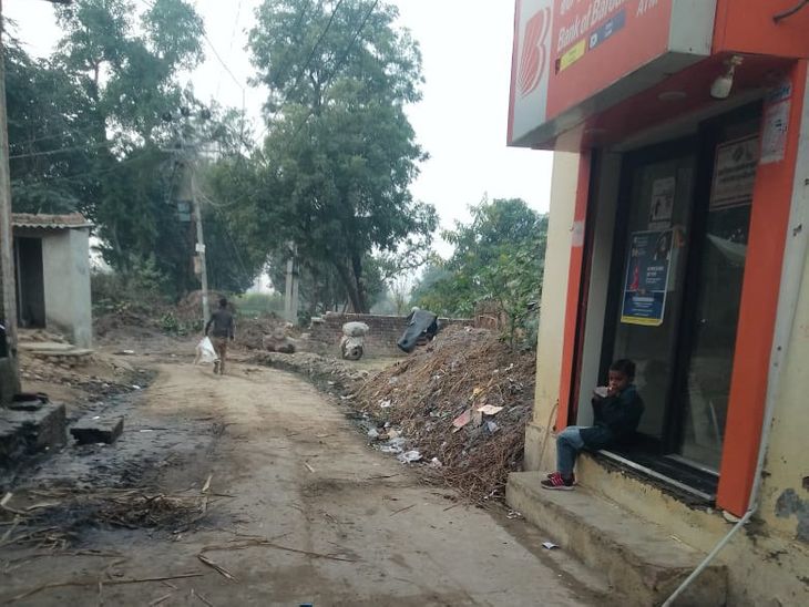 Drain breaks in Mathurapur, water flows on the road