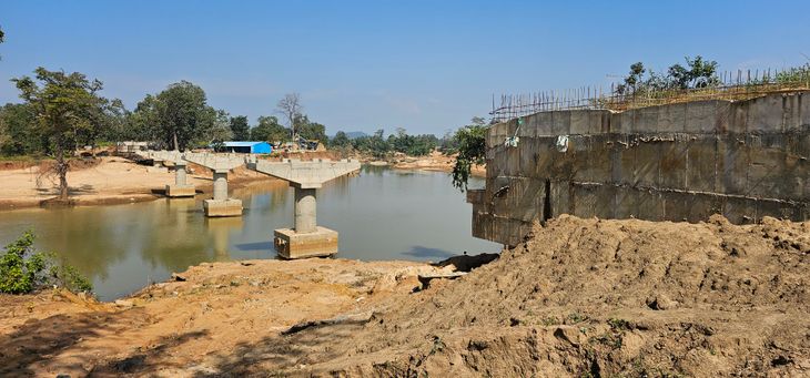 Work on the new bypass bridge has stopped, heavy vehicles are passing ...