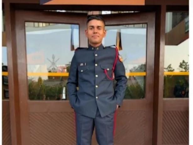 Sumit Pandey from Sultanpur became a lieutenant in the Indian Army ...