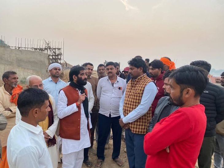Garautha MLA inspected the construction of Madiyaghat.